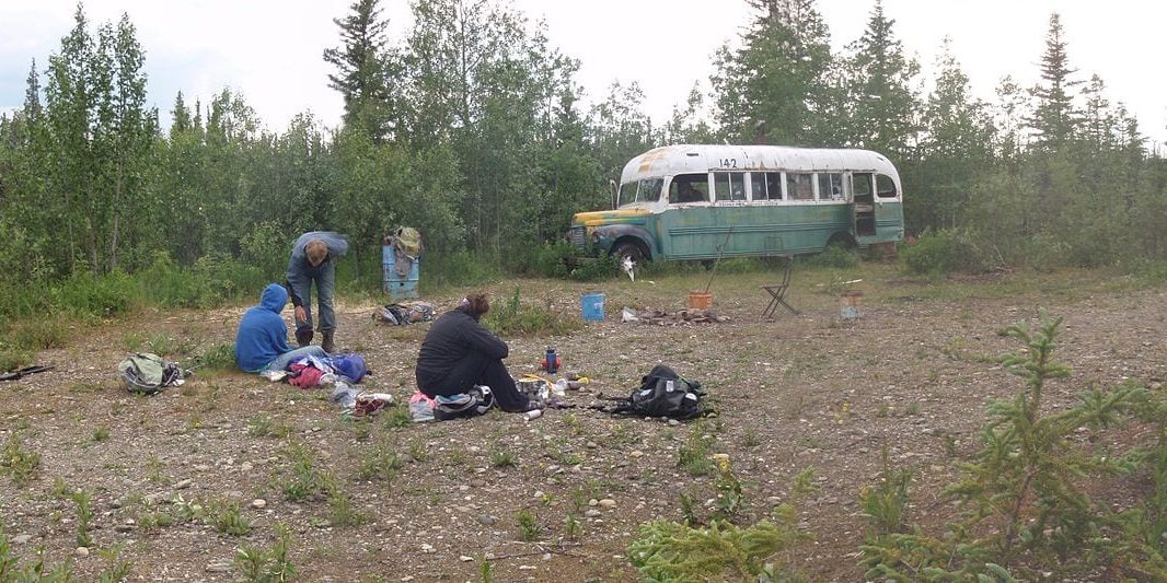Bus From 'Into The Wild' Removed From Alaskan Wilderness - Kompulsa